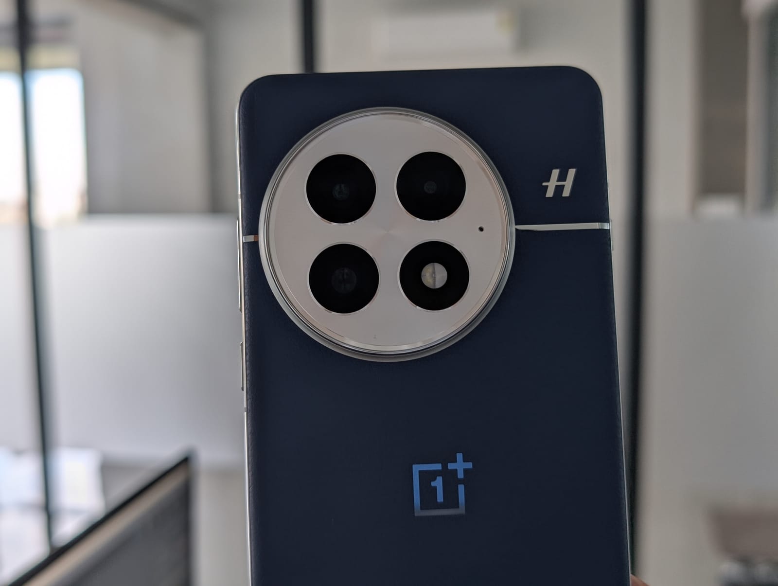 OnePlus 13 receives an incremental update; Adds New Features to Weather ...